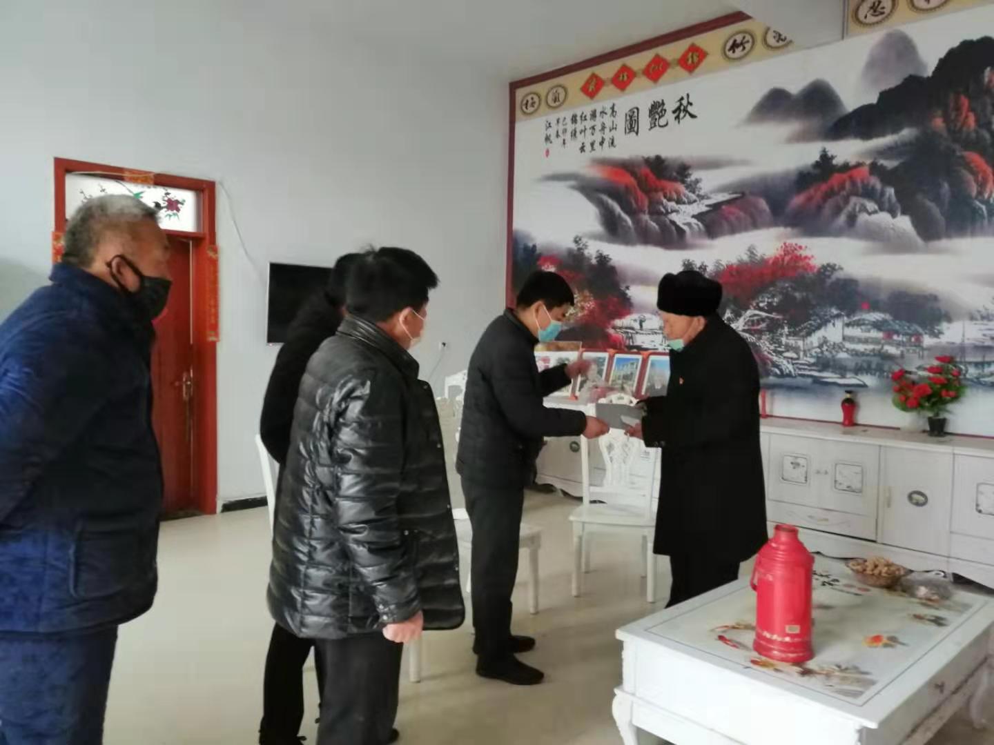 商丘81岁老人来玉典 捐出10万积蓄抗疫情 大河新闻